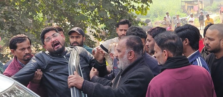 Protest By Placing Dead Body On The Road, Jam And Commotion For Four ...
