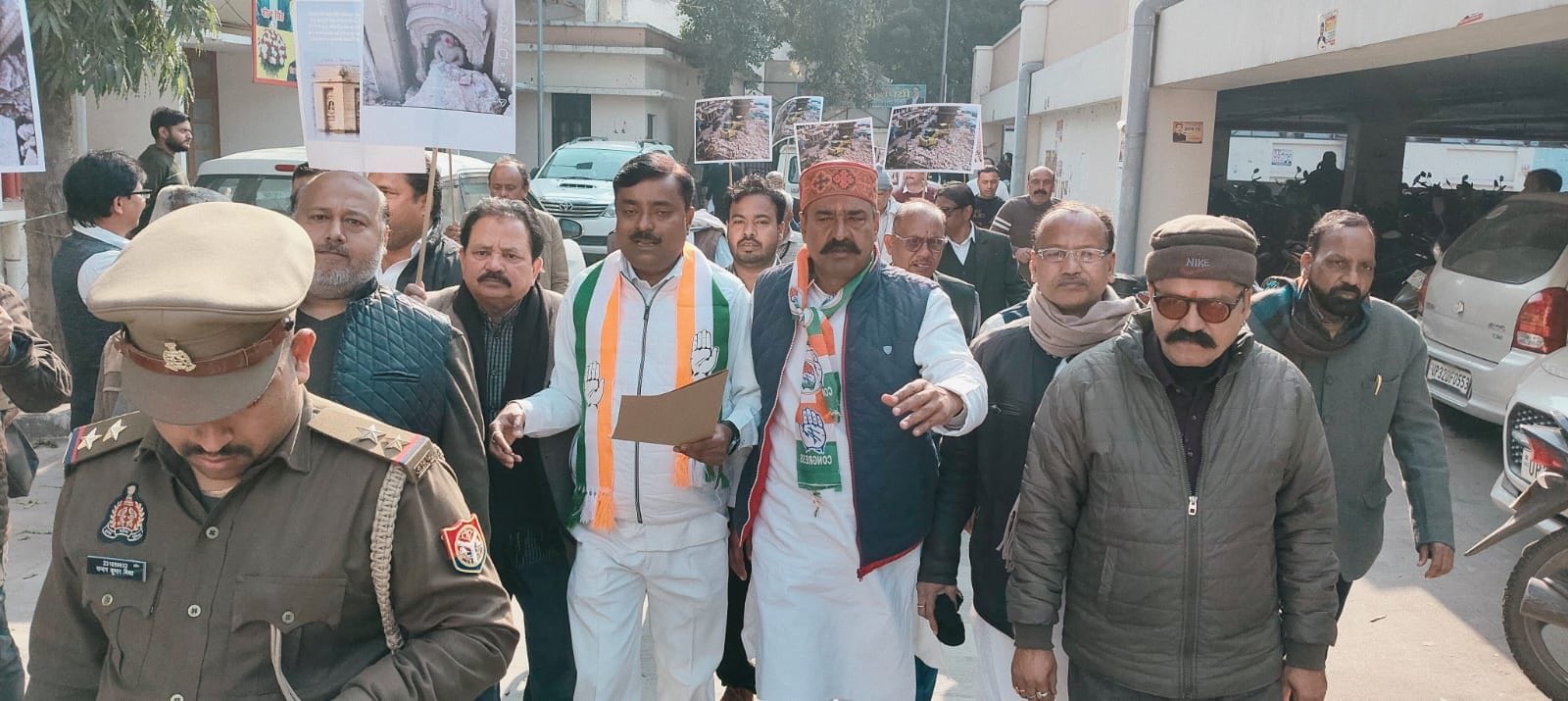 Congress Workers Protest Outside The Collectorate - Lucknow News ...
