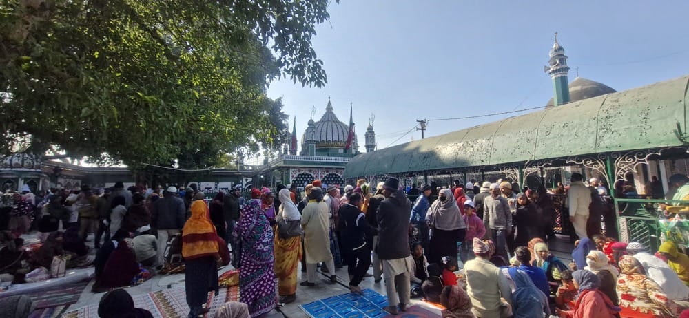 Pilgrims Throng Piran Kaliyar On Nauchandi Jumerat - Roorkee News ...