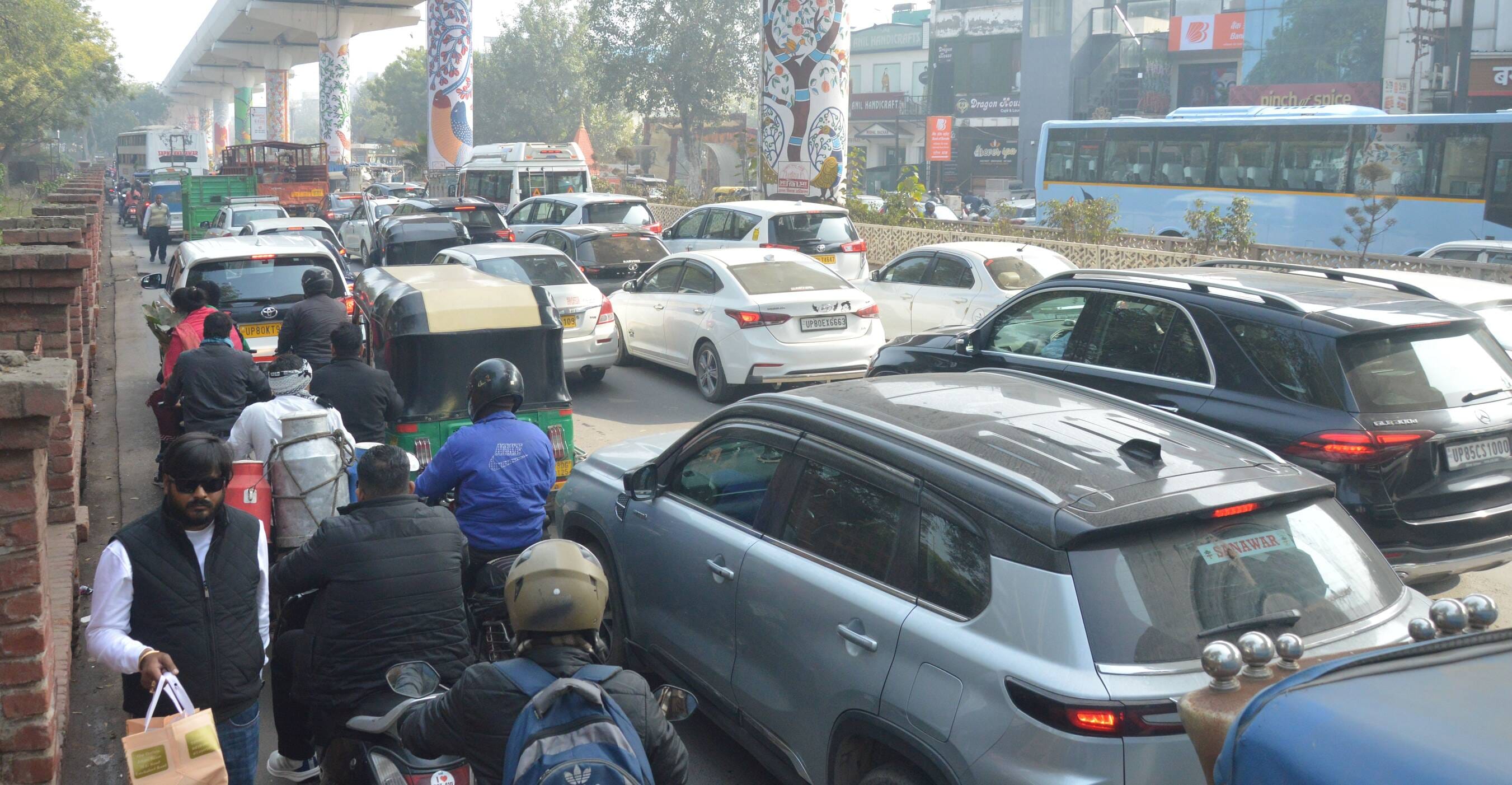 Fatehabad Road Jammed Due To Weddings, Police Arrangements Failed ...