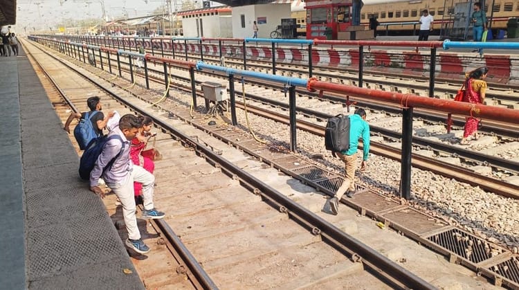 Mathura-chhapra Express Train Delayed By Two And A Half Hours ...