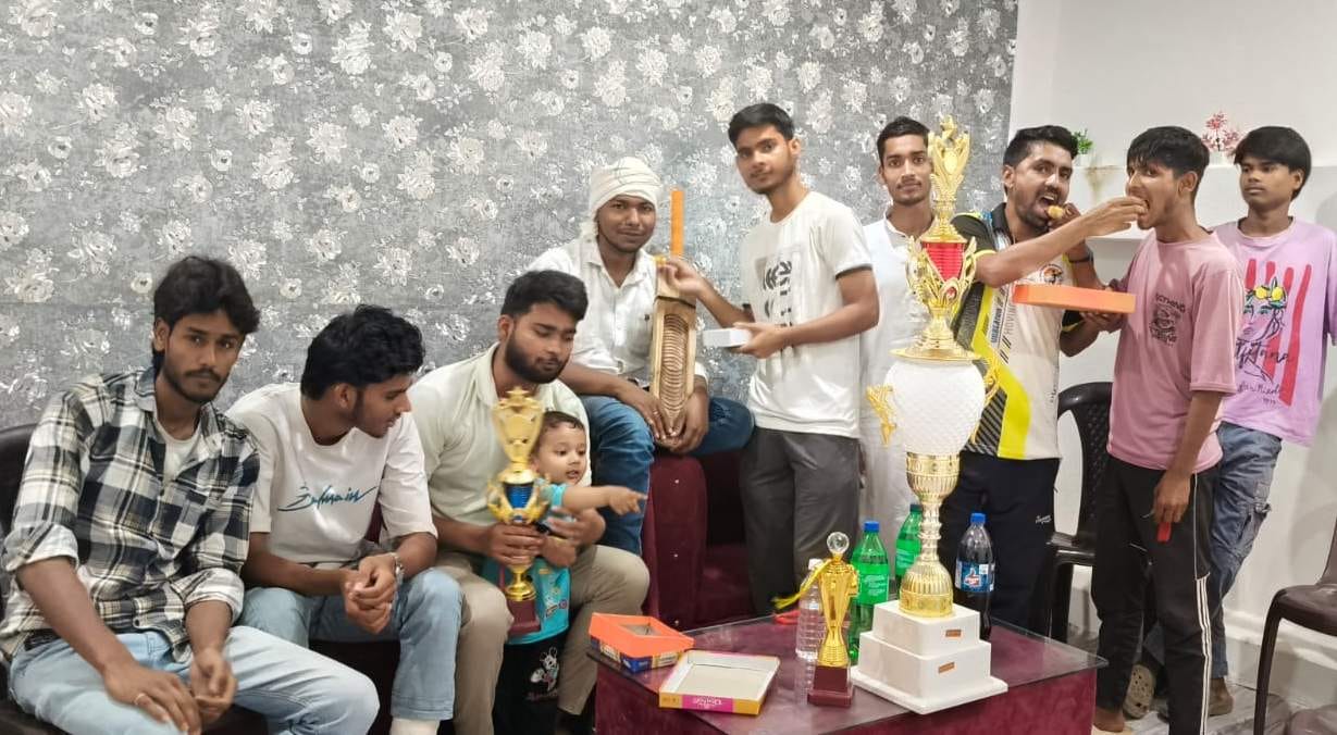 Cricketers Distributed Sweets After Winning The World Cup - Chandauli ...