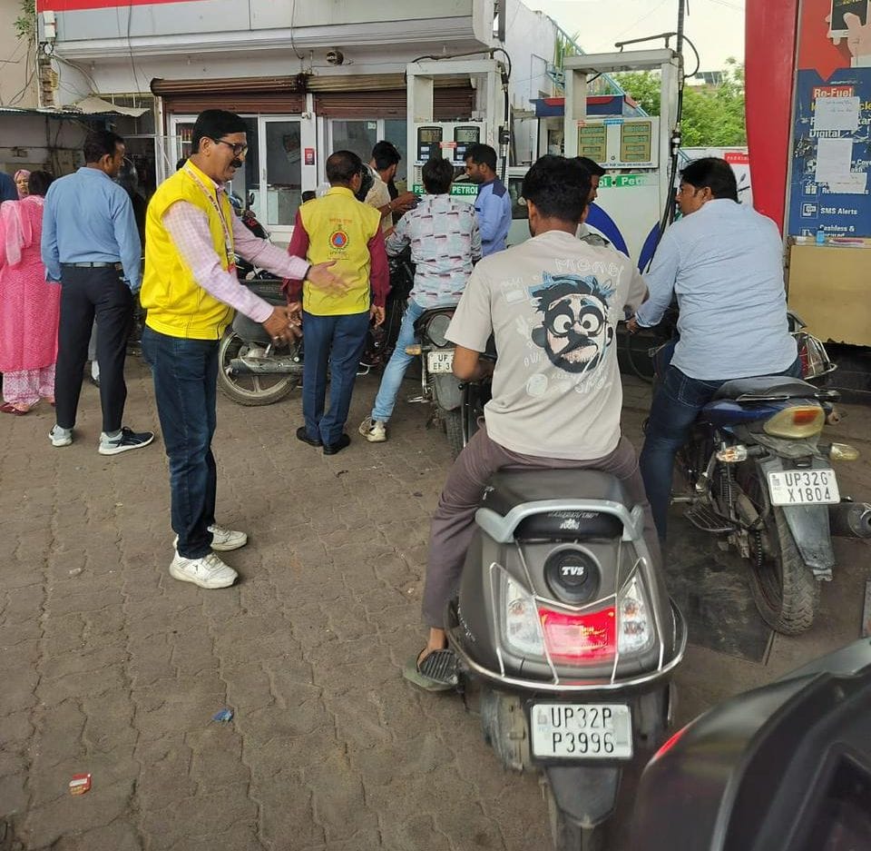 Civil Security Took Charge At Petrol Pumps - Lucknow News - Lucknow ...