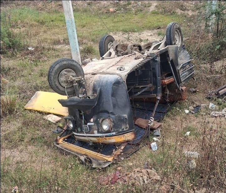 A Speeding Car Hits An Auto At A Turn, Injuring 10 Passengers. - Mau ...