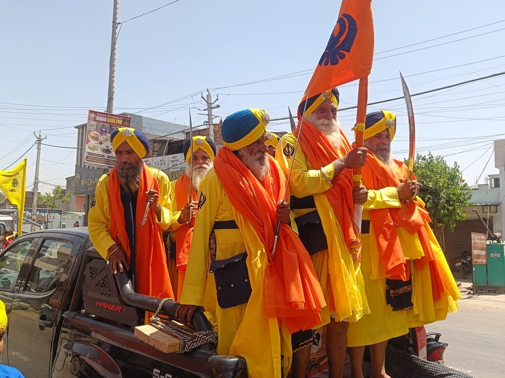Nagar Kirtan Departs For Nahan With Cheers, Welcomed With Flower ...