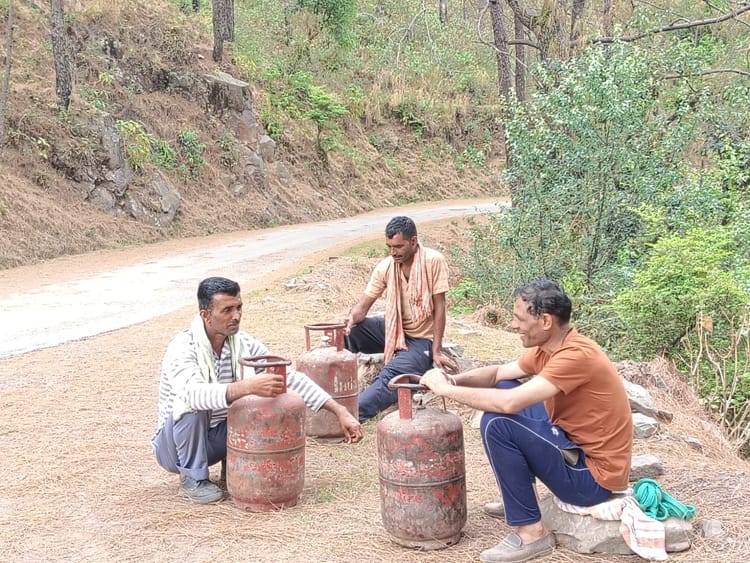 Lpg Problem In Sirmaur - Sirmour News - Sirmour News:सड़क पर सिलिंडर ...