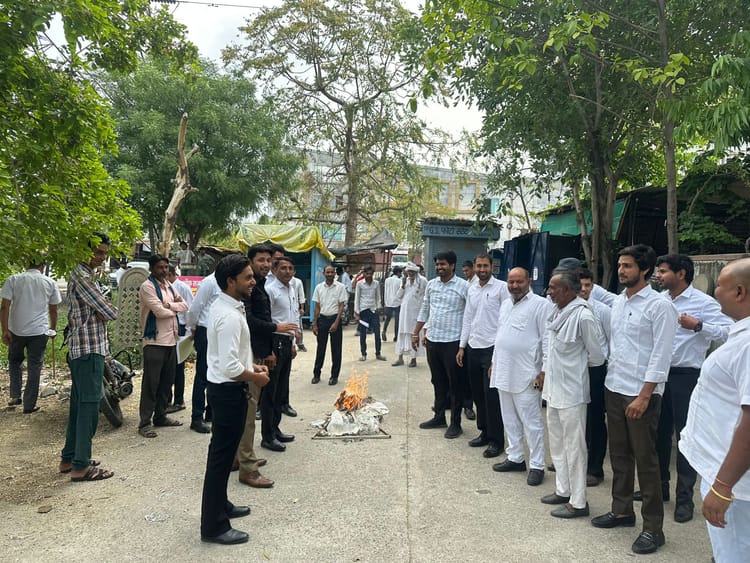 Effigy Of Bjp In-charge Burnt In Court Premises - Rewari News - Rewari ...