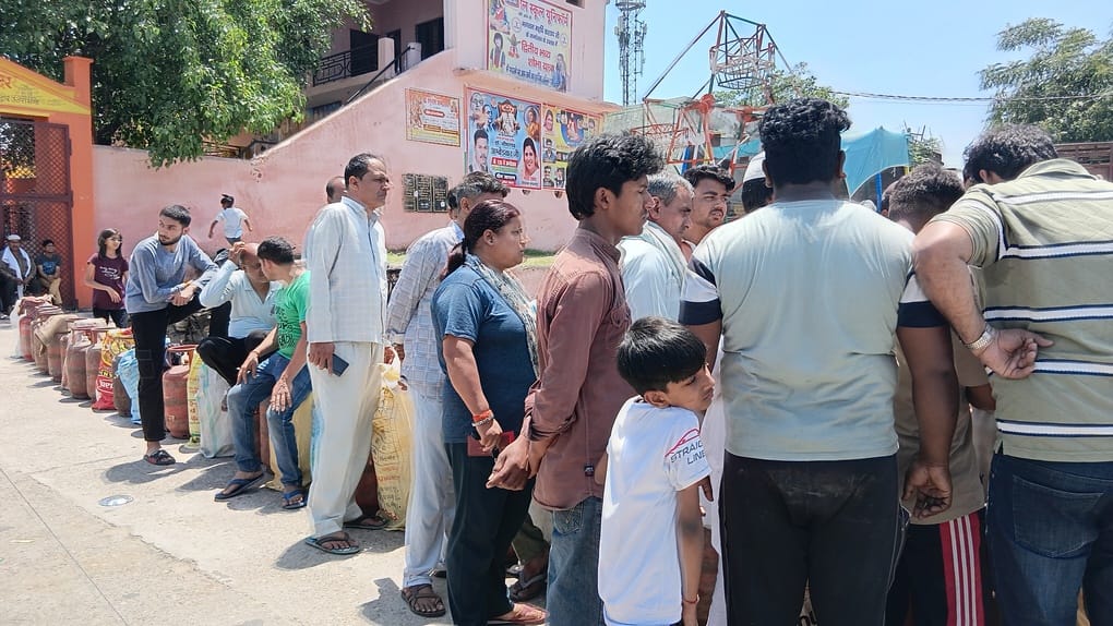 Consumers Stood In Line For Hours In The Sun For Gas - Roorkee News ...