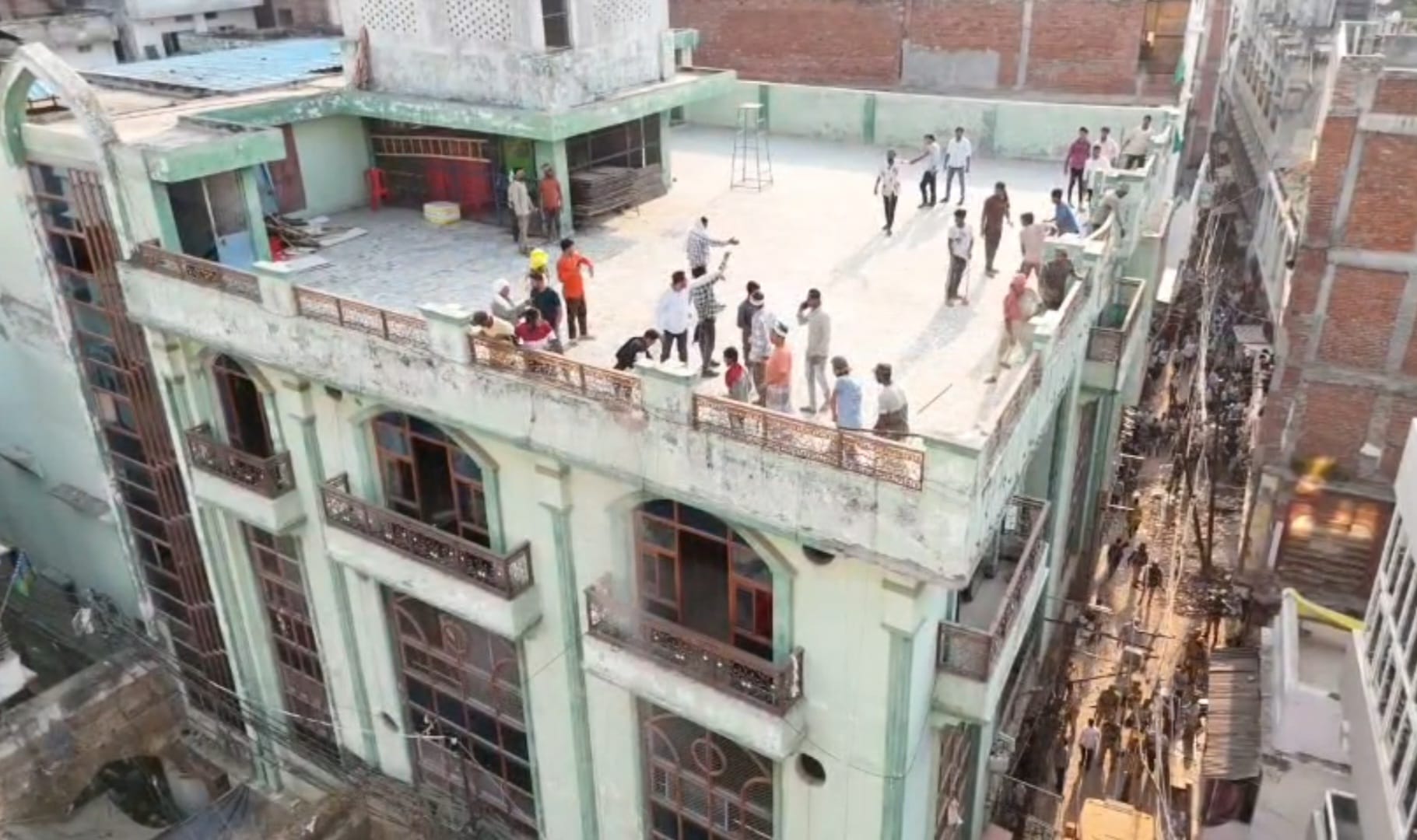 Bulldozer Demolishes 200-year-old Musafir Khana In Dalmandi; Marriage ...