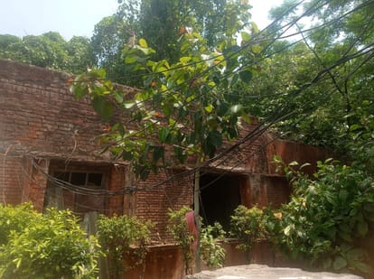 Children Studying In Dilapidated Community Buildings With Crumbling ...