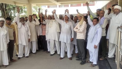 Farmers Raise Their Voices At The Mini Secretariat In Protest Against ...