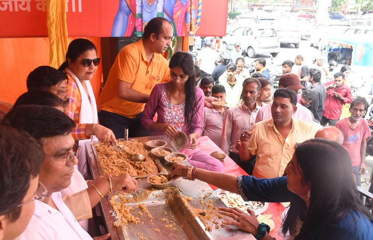 Iia Distributes Kadhi-chawal And Idli-sambhar At Community Feast ...