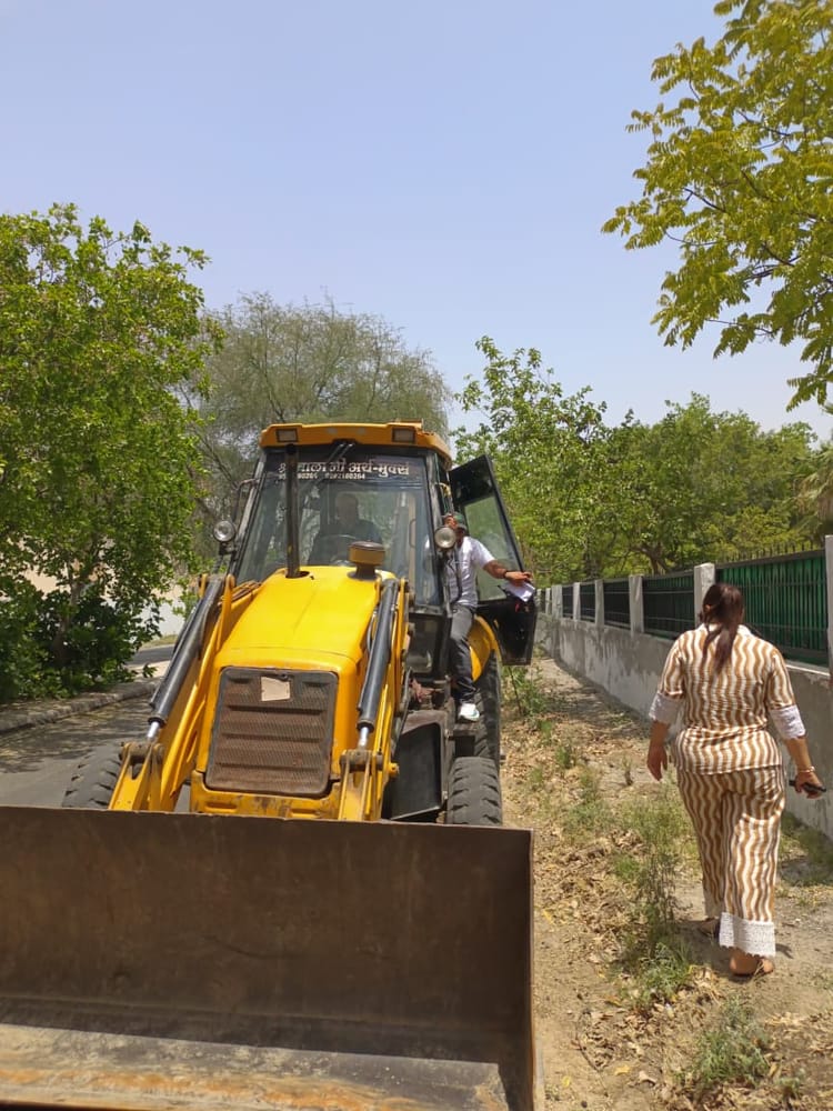 Sanjeev Bhojraj Arrived With A Jcb Outside The Dc's Residence ...