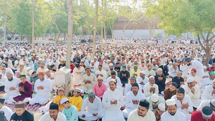 Millions Of Hands Raised In Supplication Before Allah. - Shahjahanpur ...