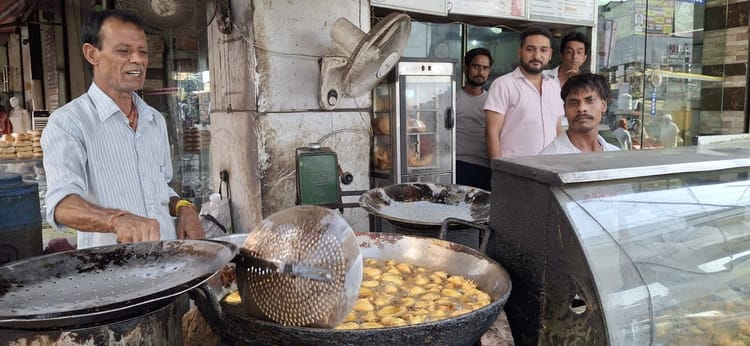 Due To The Pain Of Partition, 'sardar Ji Pakoda Wala' Became The ...