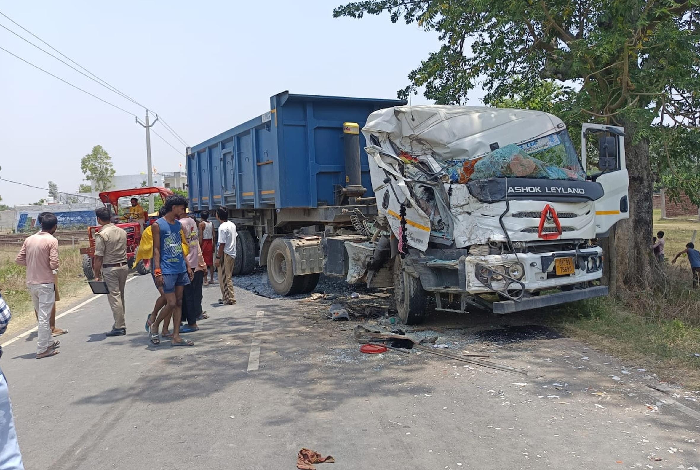 Bus And Dumper Collide, Both Drivers Injured, Traffic Jam - Bahraich ...