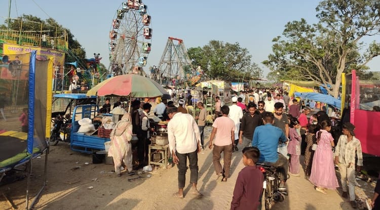 Swings And Circus Become The Center Of Attraction In The Dargah Peer ...