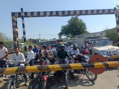 People Were Stuck In Traffic Jam For An Hour Due To Closure Of Railway ...