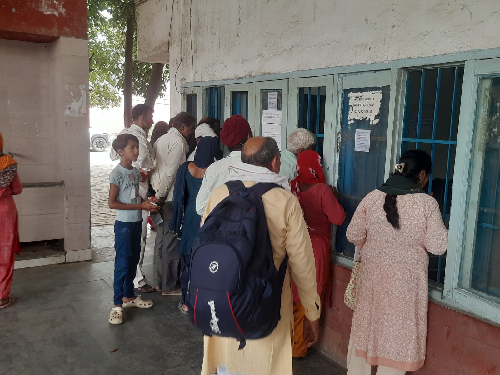 Queue Forming At Bus Stand To Get Happy Card Made - Sonipat News ...