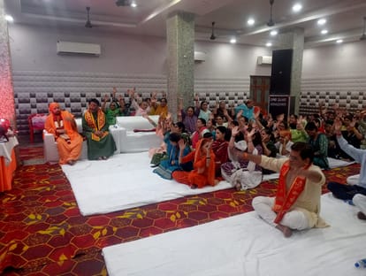 One Evening Devotees Danced In Bhajan Evening In The Name Of Shri Radha ...
