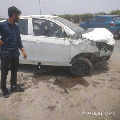 Car Overturns On Expressway, Five Injured Including Air Force Jawan ...