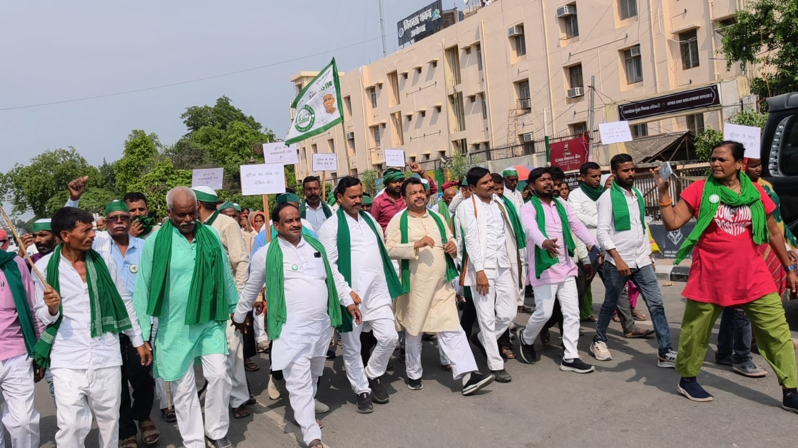 Protest Against The Black Marketing Of Urea - Ayodhya News - Ayodhya ...