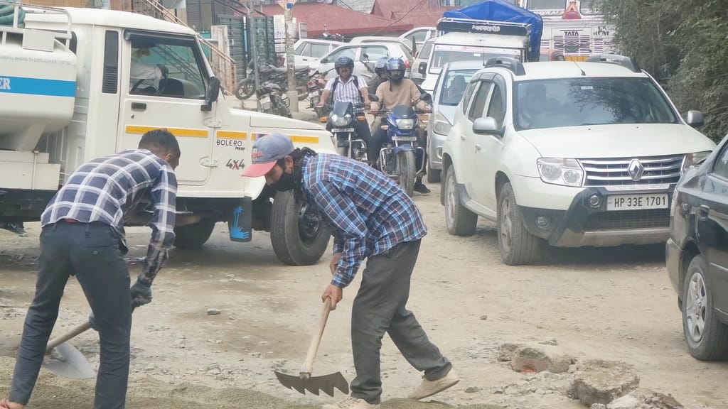Work On Laying Paver Blocks On The Road Begins In Shamati - Solan News ...