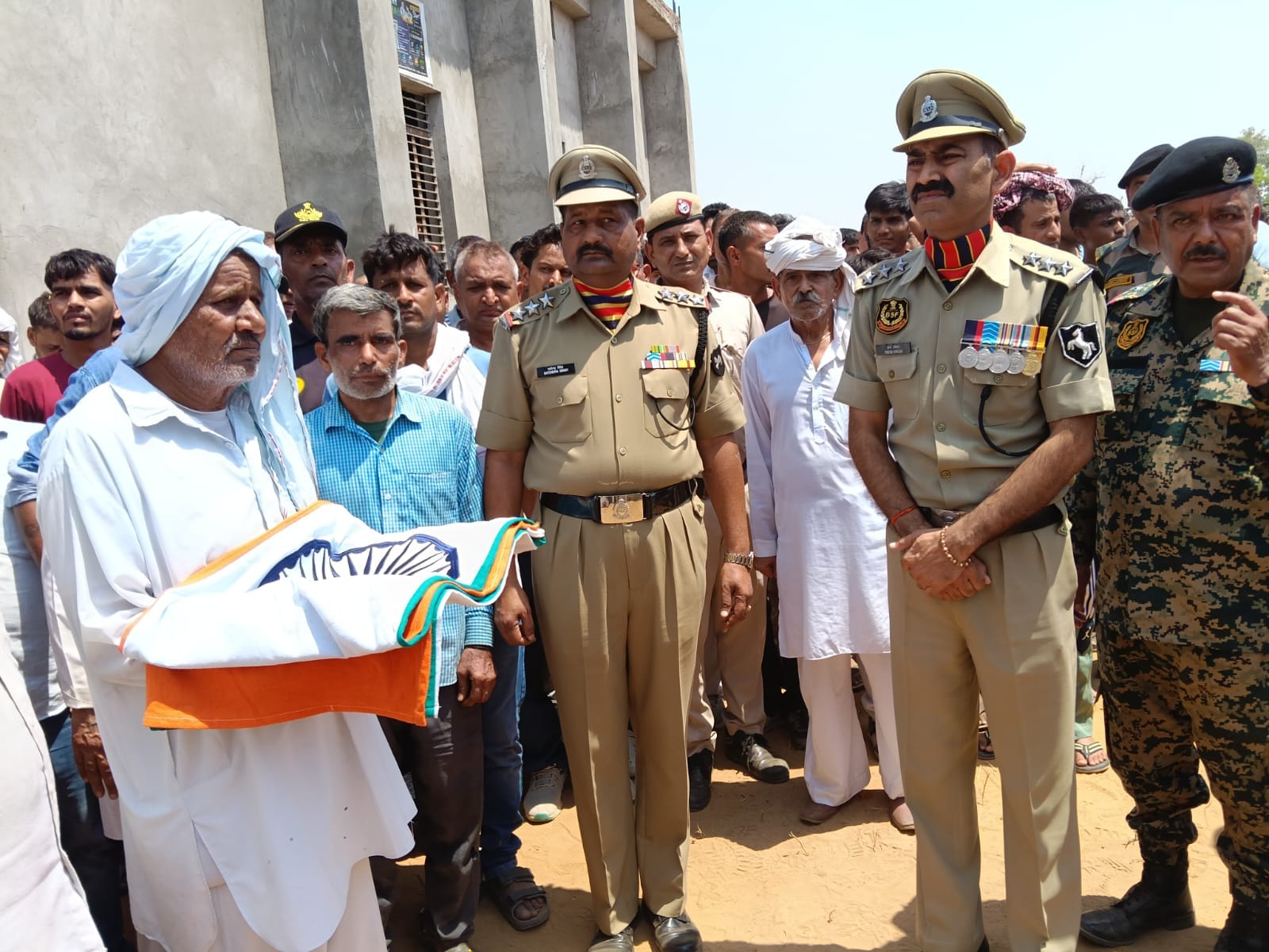 Bsf Jawan Pawan Was Given A Tearful Farewell... - - नम आंखों से बीएसएफ ...