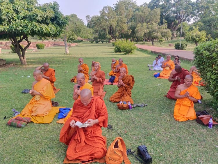 Thai Devotees Worship The Bodhi Tree - Shravasti News - Shravasti News ...
