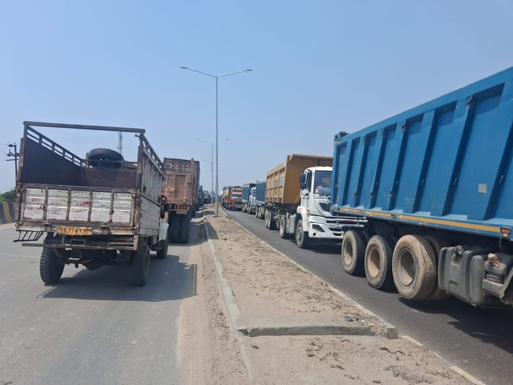 Vehicles Crawled On The Old Yamuna Bridge For Two Hours, Causing ...