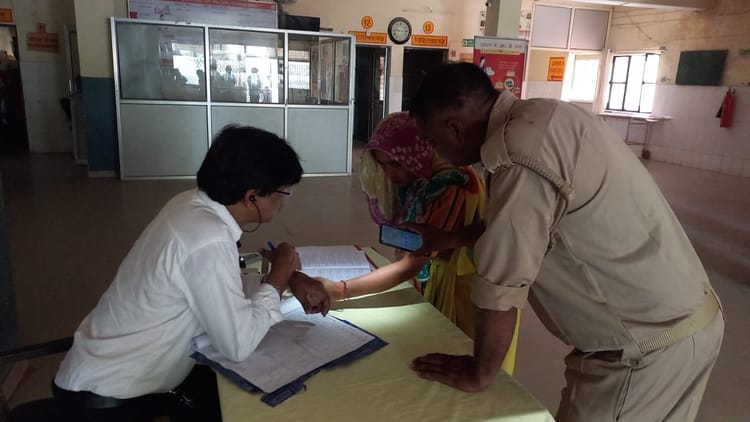 Chc Faces Power Outage; Treatment Administered By Torchlight - Hathras ...