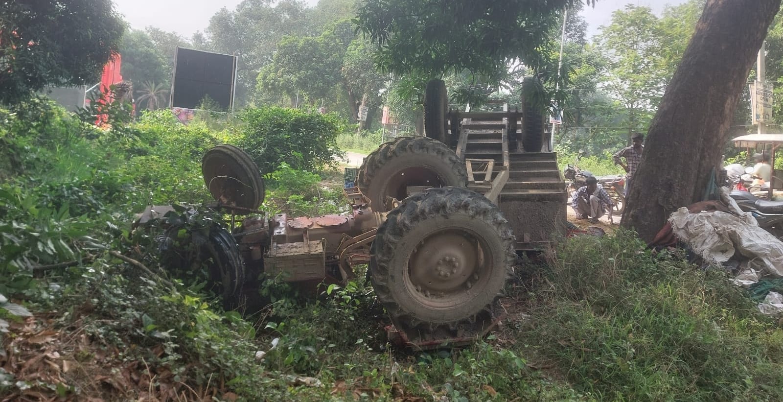 Speeding Tractor-trolley Overturns; Driver And Eight Laborers Injured ...