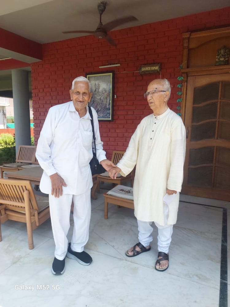 Classmate Sansar Chand Met Shanta Kumar - Kangra News - Kangra News ...