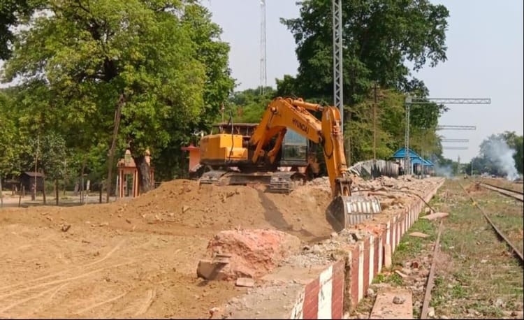 Tarighat Station Platform Beginning To Crumble; Expansion Planned ...