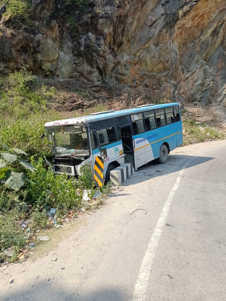 Bus Full Of Passengers Stuck In Kalamath - Rishikesh News - Rishikesh ...