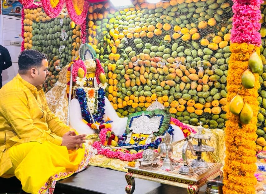 Lord Giriraj Was Adorned With A Divine Arrangement Of Mangoes And ...