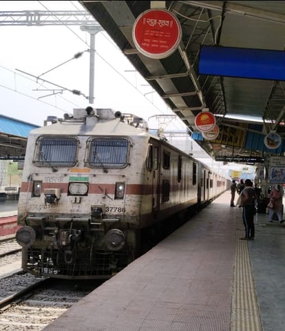 Antyodaya Express Arrived 10 Hours Late. - Jalaun News - Jalaun News:10 ...
