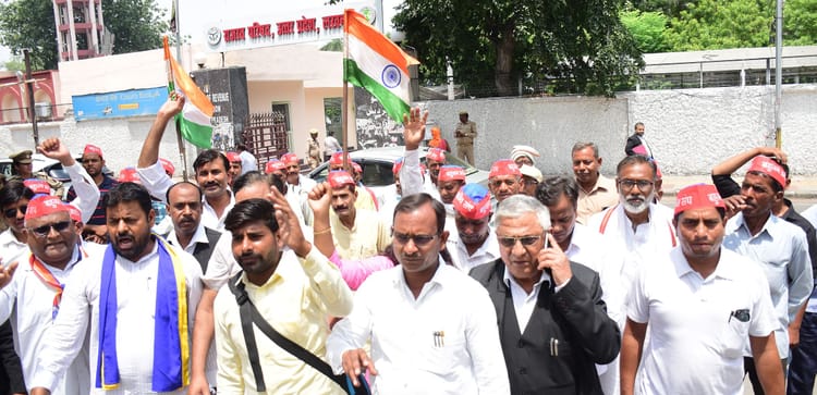Pasi Community Protests Against Jagadguru Rambhadracharya's Statement ...