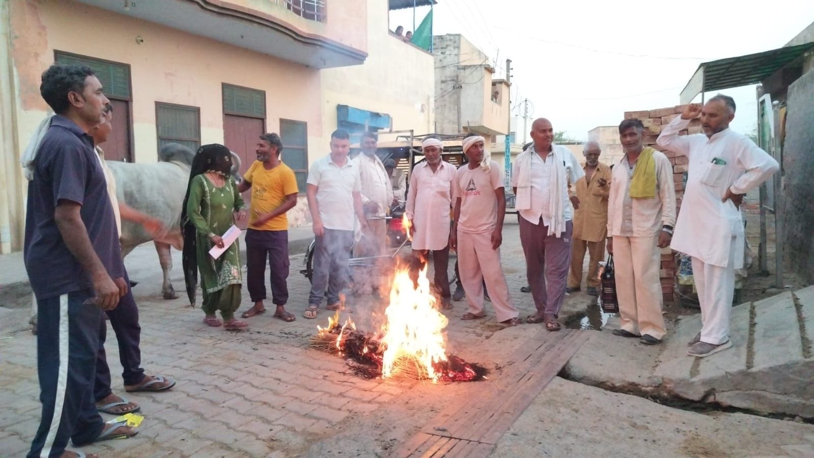Construction Workers Burned Effigies Of The Chief Minister And The ...