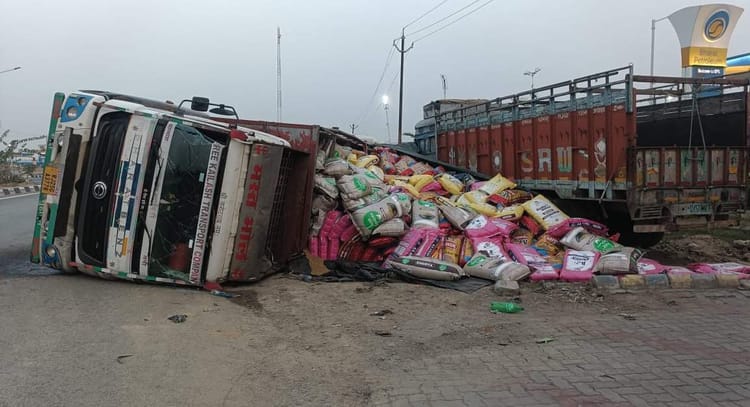 Truck Overturns On Highway; Spices Scattered On The Road. - Chandauli ...
