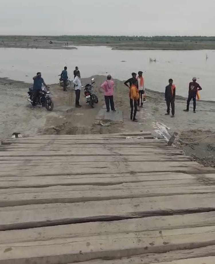 Sharda River In Spate; Traffic Across The Pontoon Bridge Suspended Two ...