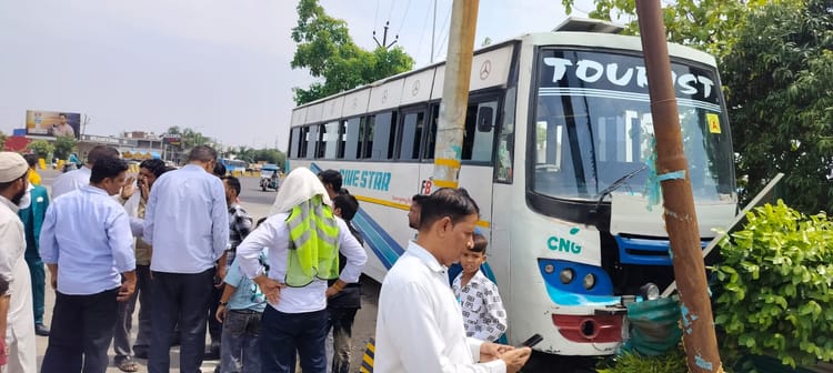 Private Bus Enters Wrong Lane, Crashes Into High-tension Pole. - Meerut ...