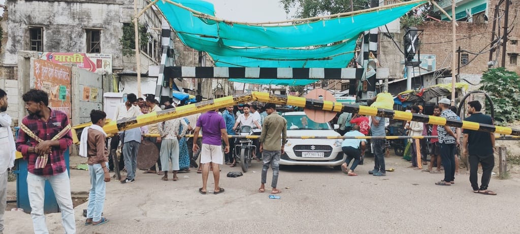 Railway Crossing Gate Broken After Collision With E-rickshaw; Commuters ...