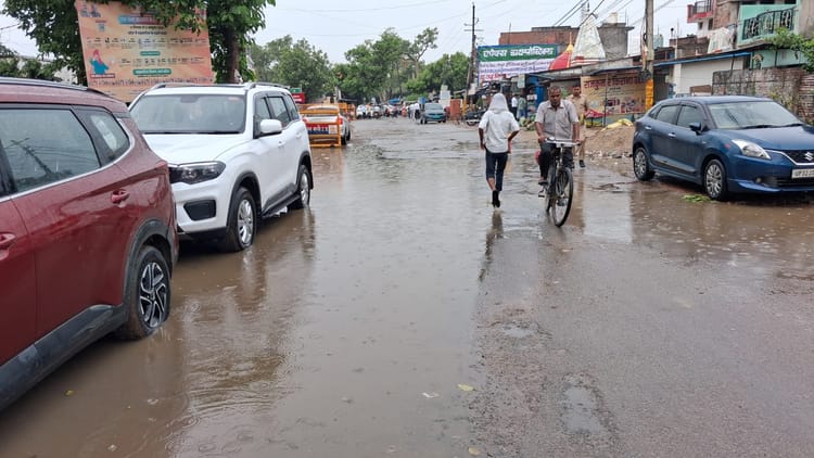 Light Rain Causes Waterlogging On Roads, Power Outage Causes Trouble ...