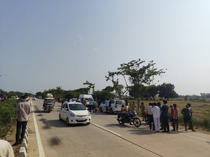 Traffic Flows Smoothly On Shastri Bridge; Two-wheelers And Four ...
