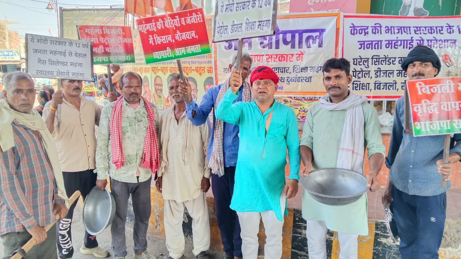 Sp Workers Registered Their Protest By Eating Roti With Salt. - Bhadohi ...