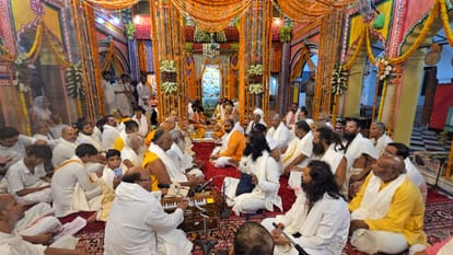 The Grand Phool Bangla Tableau Decorated In Bada Bhaktmal Captivated ...
