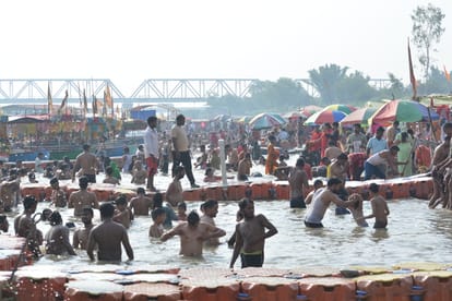 Devotees Arrived To Take A Holy Dip In The Saryu And Seek Darshan Of ...