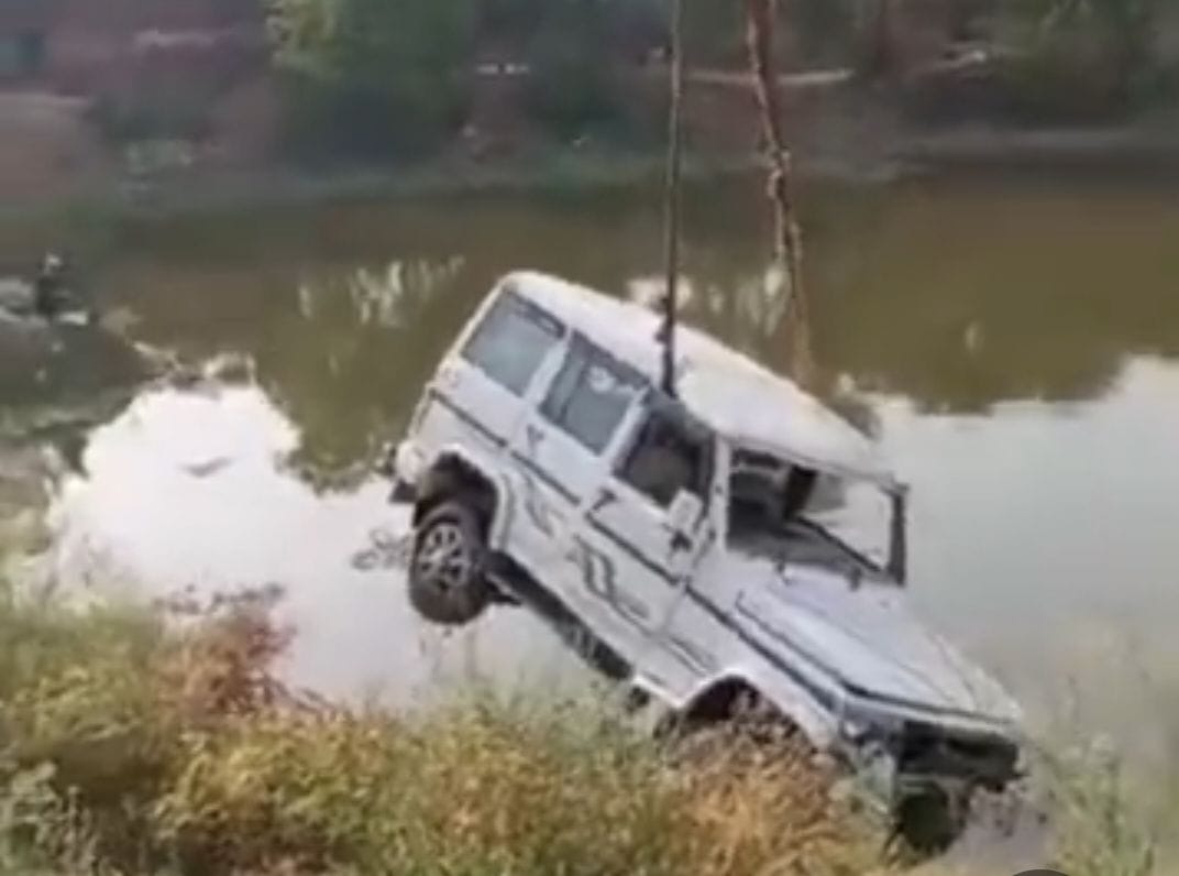 Bolero That Plunged Into The Pond Was Retrieved After Its Lights Were ...