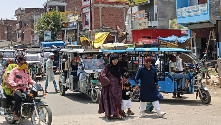 E-rickshaws Slow Down The City's Pace; People Grapple With Traffic Jams ...